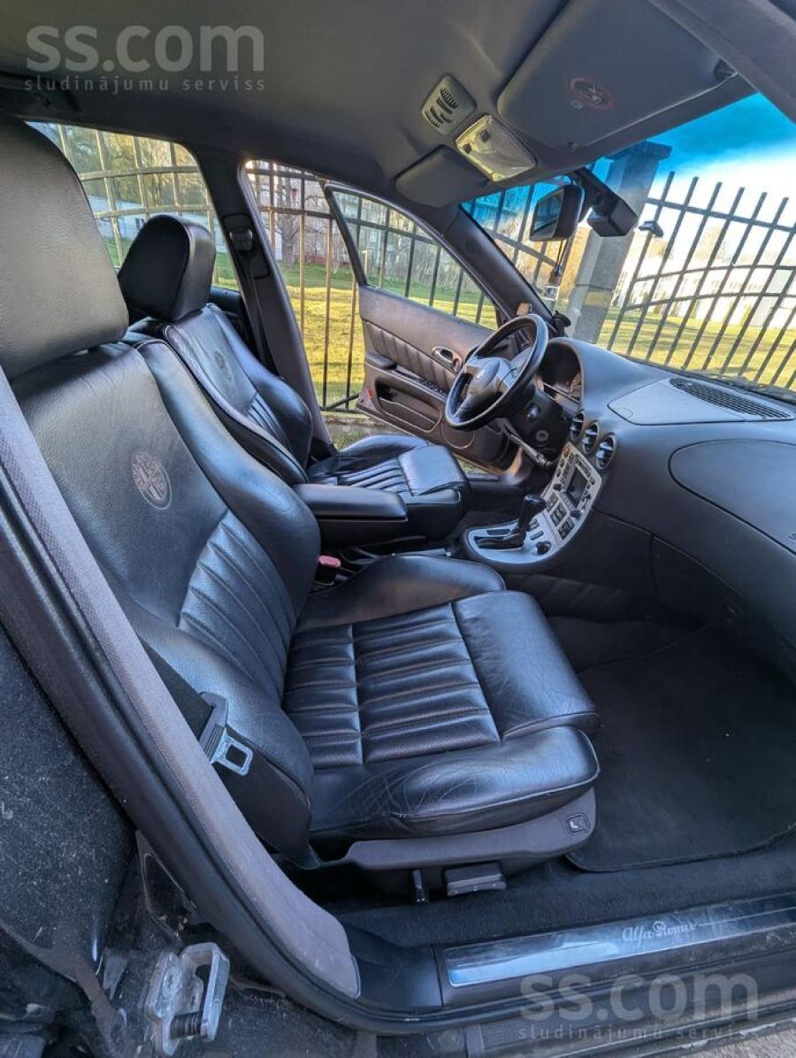 Melns Alfa Romeo 166 2004 Rīga, ar dzinēja tilpumu 2.40 L un nobraukumu 316 tūkst. km par 400 €, foto 7 vietnē AUTOMOTO.COM.LV