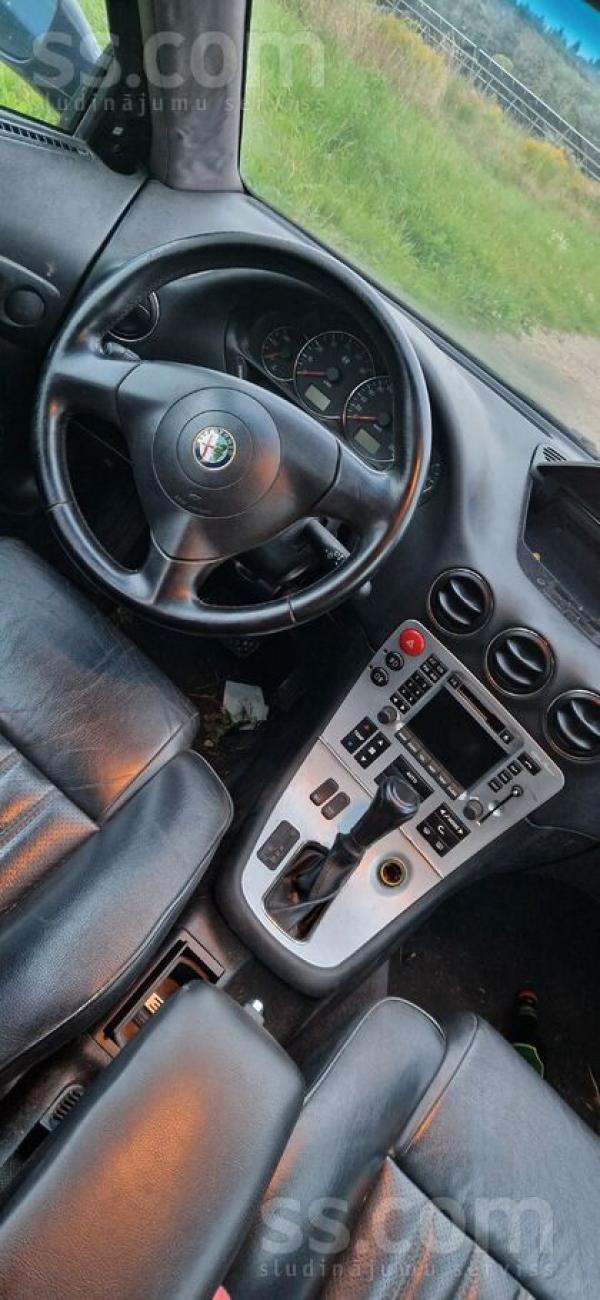 Alfa Romeo 166 2004 Valmiera vietnÄ Melns Alfa Romeo 166 2004 Valmiera, ar dzinÄja tilpumu 2.40 L un nobraukumu 321 tÅ«kst. km par 700 ā¬, foto 8 vietnÄ AUTOMOTO.COM.LV