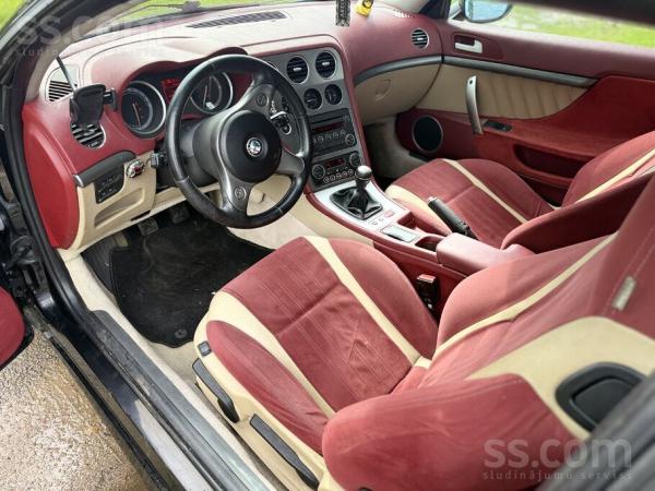 Melns Alfa Romeo Brera 2007 Cēsis, ar dzinēja tilpumu 2.20 L un nobraukumu 174 tūkst. km par 3200 €, foto 8 vietnē AUTOMOTO.COM.LV