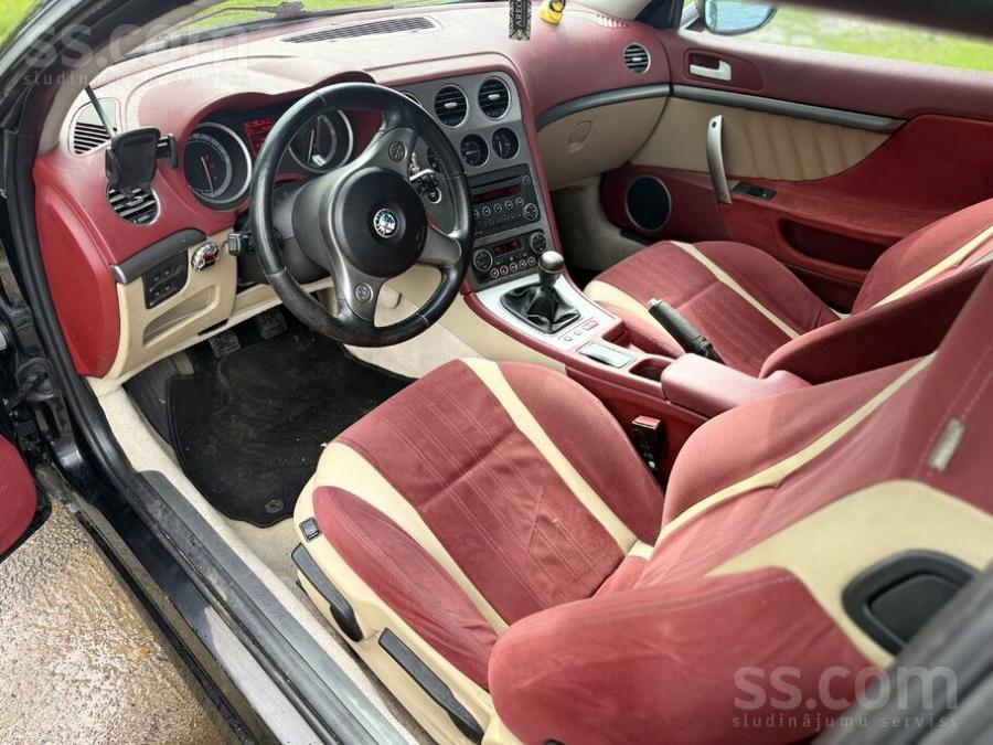 Melns Alfa Romeo Brera 2007 Cēsis, ar dzinēja tilpumu 2.20 L un nobraukumu 174 tūkst. km par 3200 €, foto 9 vietnē AUTOMOTO.COM.LV