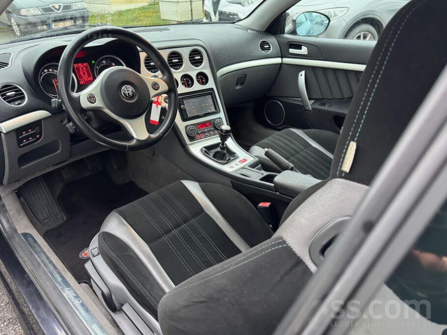 Black Alfa Romeo Brera 2008 in Riga, with an engine capacity of 2.40 L and mileage of 203 thousand km for 5900 €, photo 8 on AUTOMOTO.COM.LV