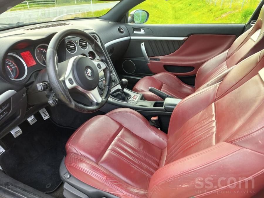 Melns Alfa Romeo Brera 2008 Rīga, ar dzinēja tilpumu 2.40 L un nobraukumu 238 tūkst. km par 3500 €, foto 5 vietnē AUTOMOTO.COM.LV