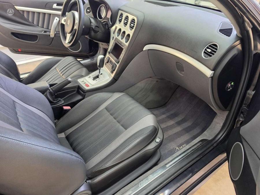 Melns Alfa Romeo Brera 2008 Šauļi, ar dzinēja tilpumu 3.20 L un nobraukumu 78 tūkst. km par 15400 €, foto 8 vietnē AUTOMOTO.COM.LV