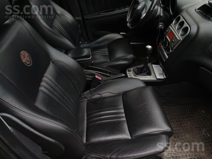 Black Alfa Romeo Crosswagon 2006 in Riga, with an engine capacity of 1.90 L and mileage of 289 thousand km for 1000 €, photo 6 on AUTOMOTO.COM.LV
