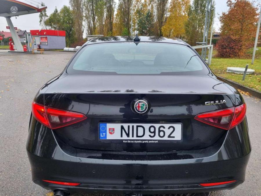 Melns Alfa Romeo Giulia 2016 Tauragė, ar dzinēja tilpumu 2.10 L un nobraukumu 290 tūkst. km par 7650 €, foto 5 vietnē AUTOMOTO.COM.LV