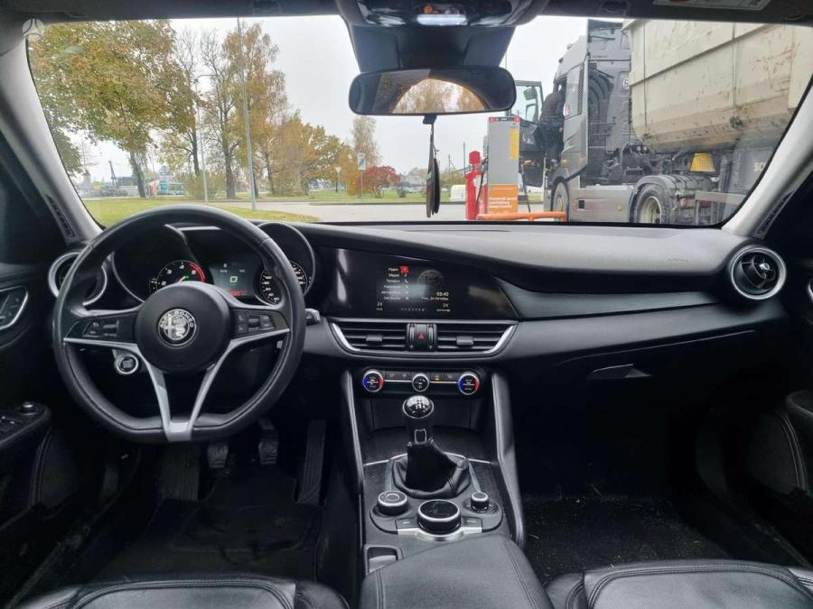 Melns Alfa Romeo Giulia 2016 Tauragė, ar dzinēja tilpumu 2.10 L un nobraukumu 290 tūkst. km par 7650 €, foto 15 vietnē AUTOMOTO.COM.LV