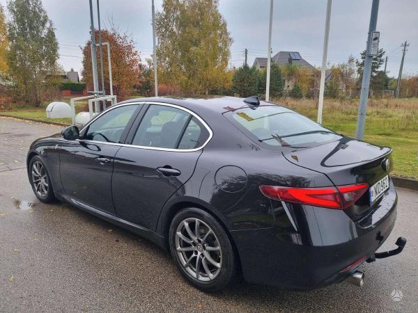 Black Alfa Romeo Giulia 2016 in Taurage, with an engine capacity of 2.14 L and mileage of 290 thousand km for 6900 €, photo 3 on AUTOMOTO.COM.LV
