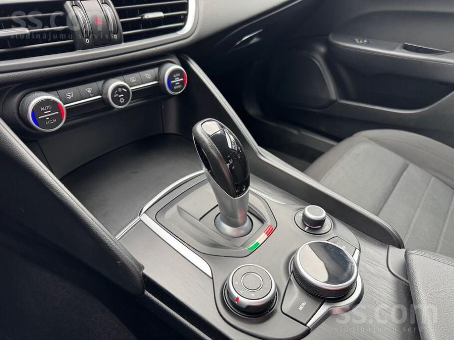 Melns Alfa Romeo Giulia 2016 Rīga, ar dzinēja tilpumu 2.20 L un nobraukumu 145 tūkst. km par 15900 €, foto 17 vietnē AUTOMOTO.COM.LV