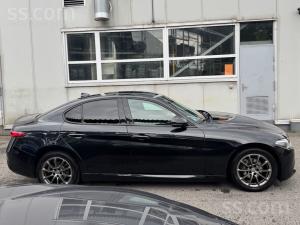 Black Alfa Romeo Giulia 2016 in Riga, with an engine capacity of 2.20 L and mileage of 145 thousand km for 15900 €, photo 5 on AUTOMOTO.COM.LV