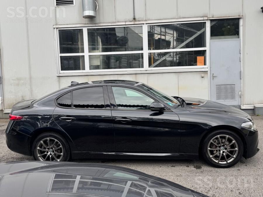 Black Alfa Romeo Giulia 2016 in Riga, with an engine capacity of 2.20 L and mileage of 145 thousand km for 15900 €, photo 5 on AUTOMOTO.COM.LV