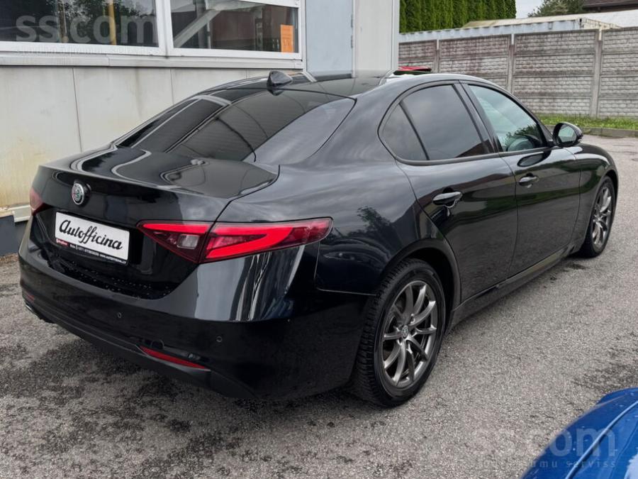 Black Alfa Romeo Giulia 2016 in Riga, with an engine capacity of 2.20 L and mileage of 145 thousand km for 15900 €, photo 6 on AUTOMOTO.COM.LV