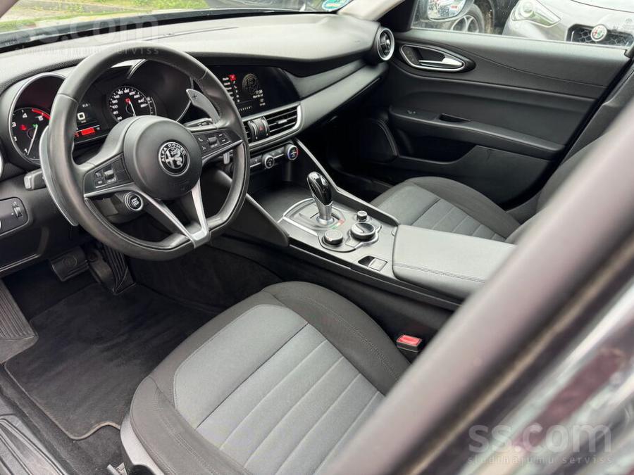 Black Alfa Romeo Giulia 2016 in Riga, with an engine capacity of 2.20 L and mileage of 145 thousand km for 15900 €, photo 9 on AUTOMOTO.COM.LV