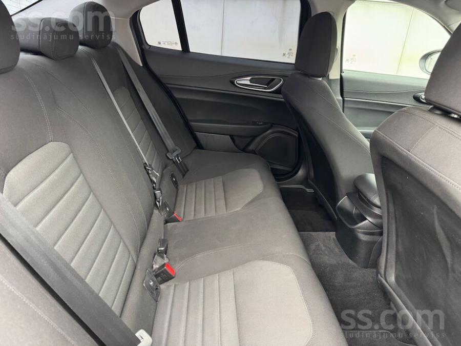 Black Alfa Romeo Giulia 2016 in Riga, with an engine capacity of 2.20 L and mileage of 145 thousand km for 15900 €, photo 12 on AUTOMOTO.COM.LV