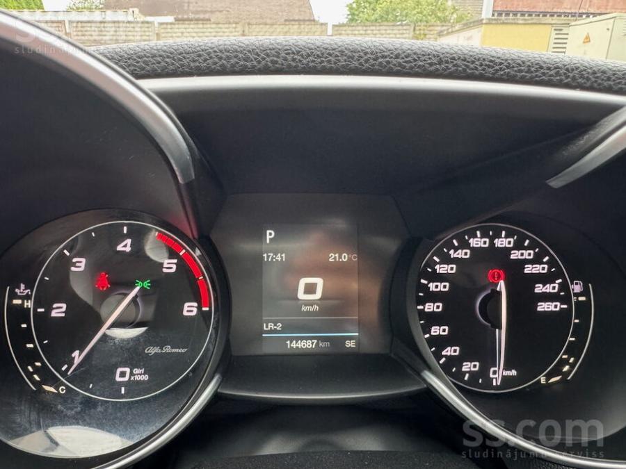 Black Alfa Romeo Giulia 2016 in Riga, with an engine capacity of 2.20 L and mileage of 145 thousand km for 15900 €, photo 21 on AUTOMOTO.COM.LV