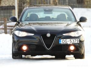 Melns Alfa Romeo Giulia 2017 Rīga, ar dzinēja tilpumu 2.20 L un nobraukumu 240 tūkst. km par 10690 €, foto 2 vietnē AUTOMOTO.COM.LV