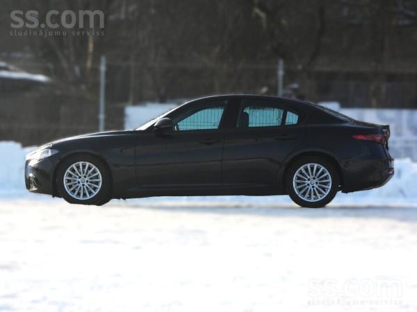 Melns Alfa Romeo Giulia 2017 Rīga, ar dzinēja tilpumu 2.20 L un nobraukumu 240 tūkst. km par 10690 €, foto 4 vietnē AUTOMOTO.COM.LV