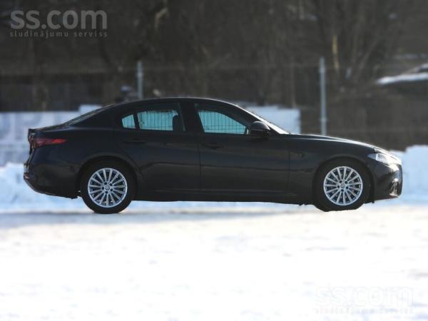 Melns Alfa Romeo Giulia 2017 Rīga, ar dzinēja tilpumu 2.20 L un nobraukumu 240 tūkst. km par 10690 €, foto 5 vietnē AUTOMOTO.COM.LV