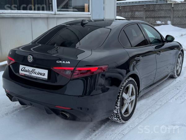 Melns Alfa Romeo Giulia 2017 Rīga, ar dzinēja tilpumu 2.00 L un nobraukumu 120 tūkst. km par 23900 €, foto 5 vietnē AUTOMOTO.COM.LV