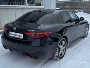 Melns Alfa Romeo Giulia 2017 Rīga, ar dzinēja tilpumu 2.00 L un nobraukumu 120 tūkst. km par 23900 €, foto 5 vietnē AUTOMOTO.COM.LV