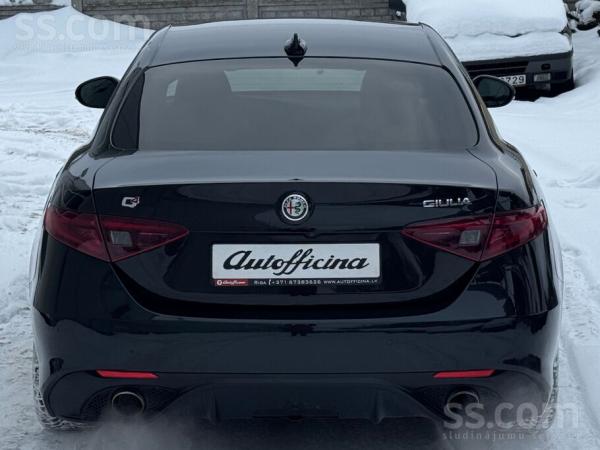 Melns Alfa Romeo Giulia 2017 Rīga, ar dzinēja tilpumu 2.00 L un nobraukumu 120 tūkst. km par 23900 €, foto 6 vietnē AUTOMOTO.COM.LV