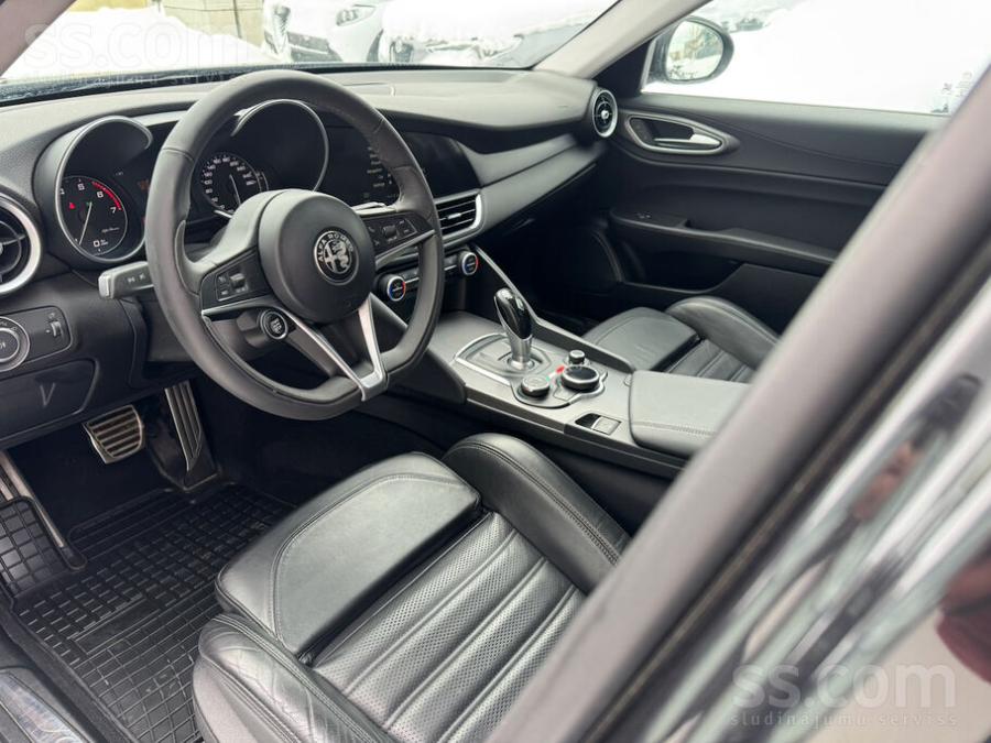 Melns Alfa Romeo Giulia 2017 Rīga, ar dzinēja tilpumu 2.00 L un nobraukumu 120 tūkst. km par 23900 €, foto 10 vietnē AUTOMOTO.COM.LV