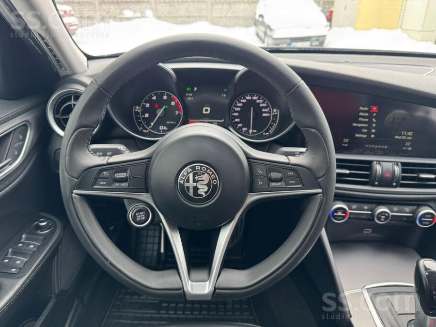 Melns Alfa Romeo Giulia 2017 Rīga, ar dzinēja tilpumu 2.00 L un nobraukumu 120 tūkst. km par 23900 €, foto 23 vietnē AUTOMOTO.COM.LV