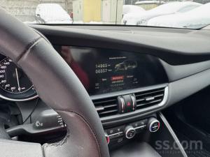 Melns Alfa Romeo Giulia 2017 Rīga, ar dzinēja tilpumu 2.00 L un nobraukumu 120 tūkst. km par 23900 €, foto 25 vietnē AUTOMOTO.COM.LV