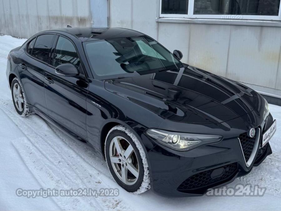 Black Alfa Romeo Giulia 2017 in Riga, with an engine capacity of 2.00 L and mileage of 120 thousand km for 23900 €, photo 3 on AUTOMOTO.COM.LV