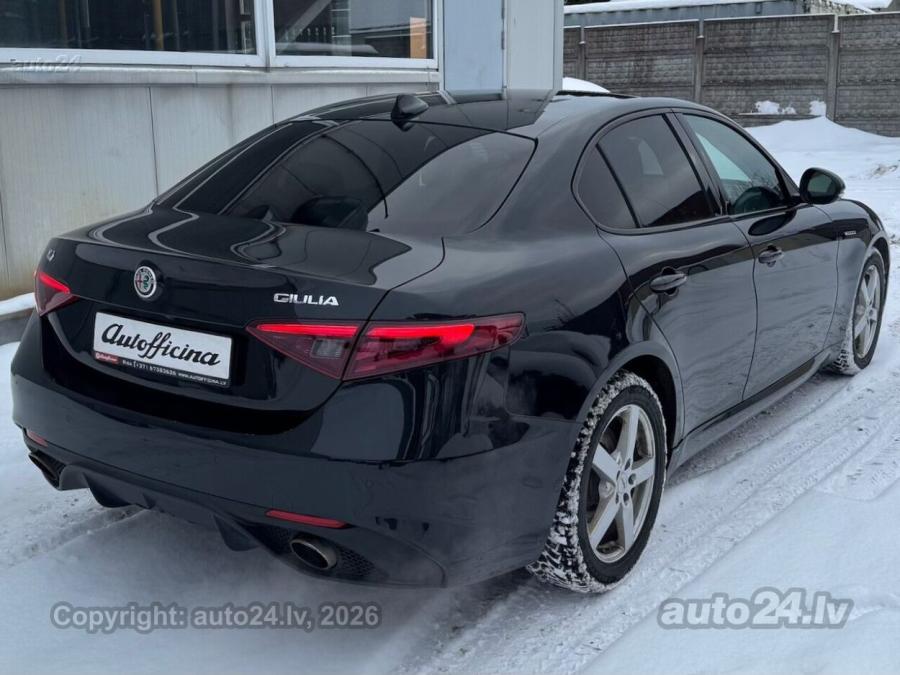 Black Alfa Romeo Giulia 2017 in Riga, with an engine capacity of 2.00 L and mileage of 120 thousand km for 23900 €, photo 5 on AUTOMOTO.COM.LV