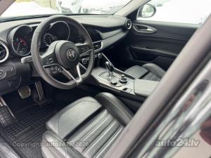 Black Alfa Romeo Giulia 2017 in Riga, with an engine capacity of 2.00 L and mileage of 120 thousand km for 23900 €, photo 8 on AUTOMOTO.COM.LV