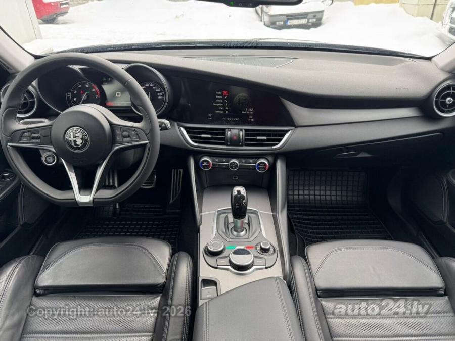 Black Alfa Romeo Giulia 2017 in Riga, with an engine capacity of 2.00 L and mileage of 120 thousand km for 23900 €, photo 15 on AUTOMOTO.COM.LV