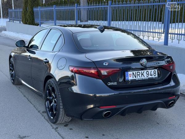 Melns Alfa Romeo Giulia 2017 Viļņa, ar dzinēja tilpumu 2.00 L un nobraukumu 138 tūkst. km par 17500 €, foto 2 vietnē AUTOMOTO.COM.LV