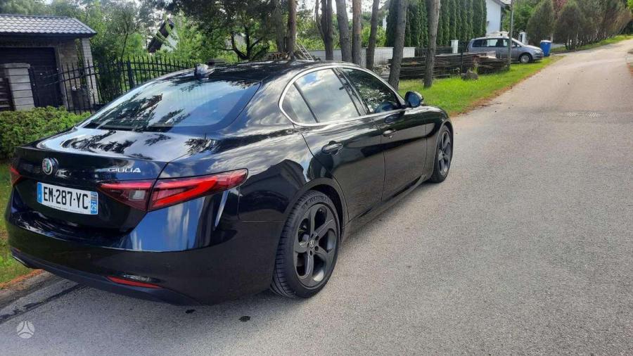 Black Alfa Romeo Giulia 2017 in Birstonas, with an engine capacity of 2.00 L and mileage of 171 thousand km for 15400 €, photo 3 on AUTOMOTO.COM.LV
