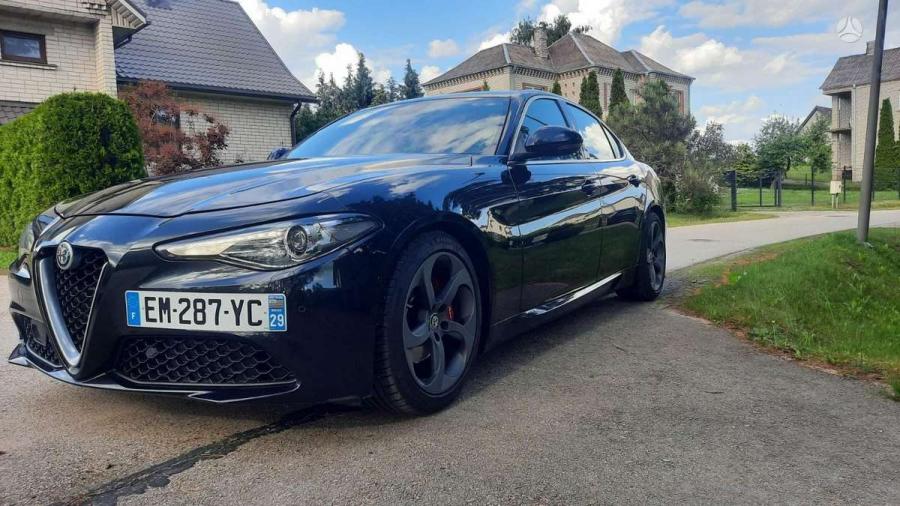 Black Alfa Romeo Giulia 2017 in Birstonas, with an engine capacity of 2.00 L and mileage of 171 thousand km for 15400 €, photo 4 on AUTOMOTO.COM.LV