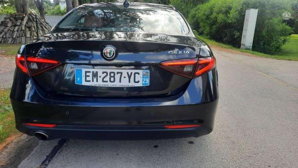 Black Alfa Romeo Giulia 2017 in Birstonas, with an engine capacity of 2.00 L and mileage of 171 thousand km for 15400 €, photo 4 on AUTOMOTO.COM.LV