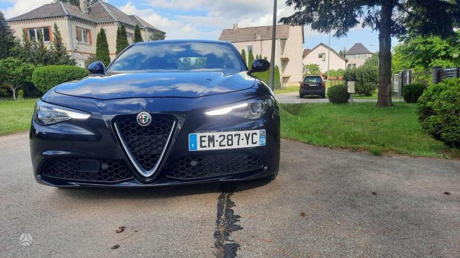 Black Alfa Romeo Giulia 2017 in Birstonas, with an engine capacity of 2.00 L and mileage of 171 thousand km for 15400 €, photo 6 on AUTOMOTO.COM.LV