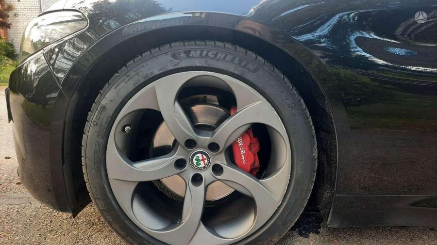 Black Alfa Romeo Giulia 2017 in Birstonas, with an engine capacity of 2.00 L and mileage of 171 thousand km for 15400 €, photo 7 on AUTOMOTO.COM.LV
