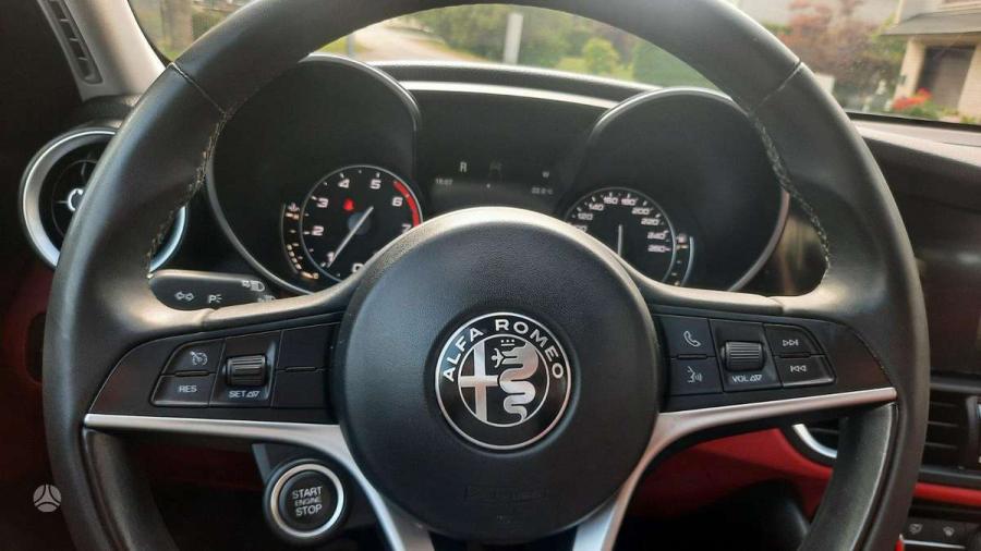 Black Alfa Romeo Giulia 2017 in Birstonas, with an engine capacity of 2.00 L and mileage of 171 thousand km for 15400 €, photo 8 on AUTOMOTO.COM.LV
