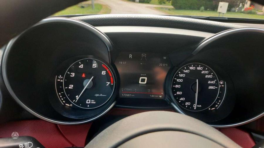 Black Alfa Romeo Giulia 2017 in Birstonas, with an engine capacity of 2.00 L and mileage of 171 thousand km for 15400 €, photo 9 on AUTOMOTO.COM.LV