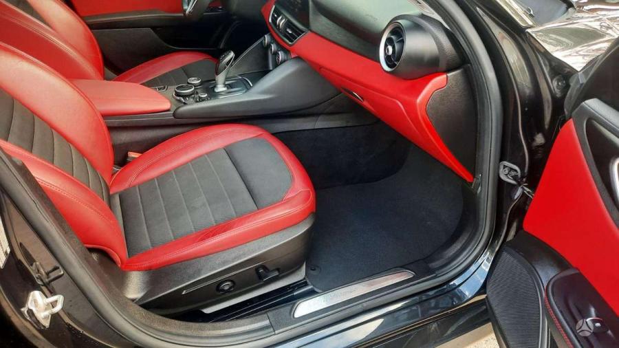 Black Alfa Romeo Giulia 2017 in Birstonas, with an engine capacity of 2.00 L and mileage of 171 thousand km for 15400 €, photo 12 on AUTOMOTO.COM.LV