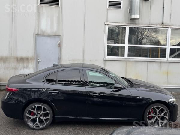 Melns Alfa Romeo Giulia 2018 Rīga, ar dzinēja tilpumu 2.00 L un nobraukumu 148 tūkst. km par 25900 €, foto 4 vietnē AUTOMOTO.COM.LV