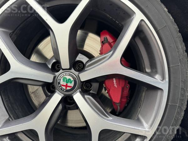 Melns Alfa Romeo Giulia 2018 Rīga, ar dzinēja tilpumu 2.00 L un nobraukumu 148 tūkst. km par 25900 €, foto 9 vietnē AUTOMOTO.COM.LV