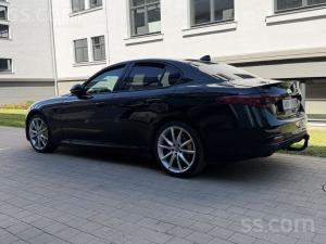 Melns Alfa Romeo Giulia 2018 Jelgava, ar dzinēja tilpumu 2.20 L un nobraukumu 296 tūkst. km par 16650 €, foto  vietnē AUTOMOTO.COM.LV