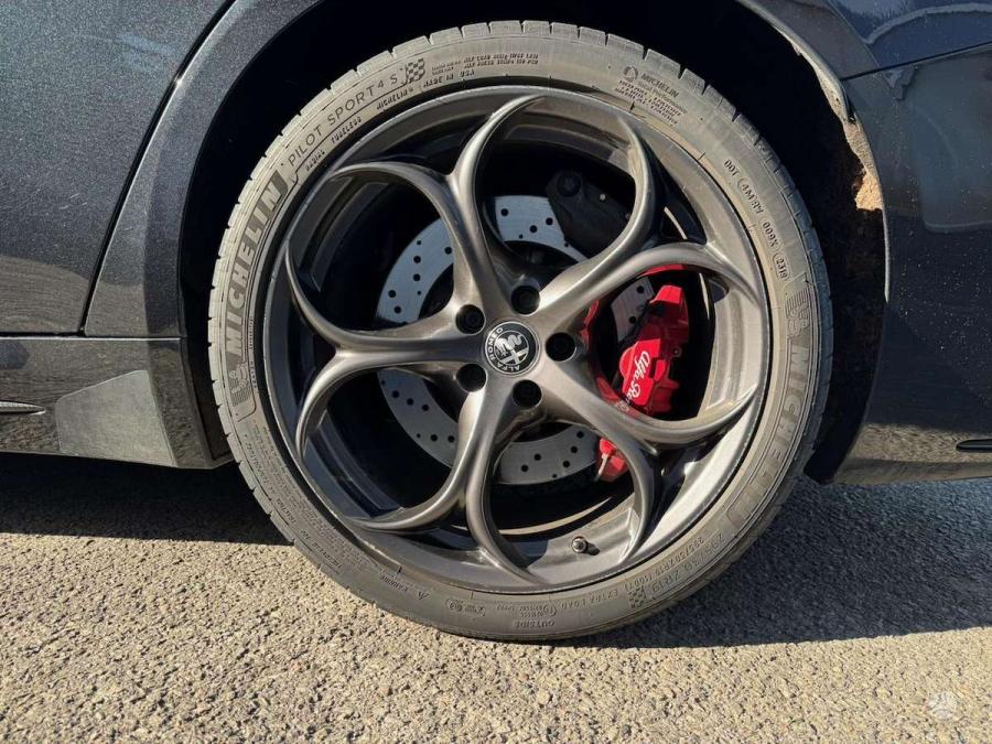 Melns Alfa Romeo Giulia 2018 Rīga, ar dzinēja tilpumu 2.89 L un nobraukumu 37 tūkst. km par 39000 €, foto 10 vietnē AUTOMOTO.COM.LV