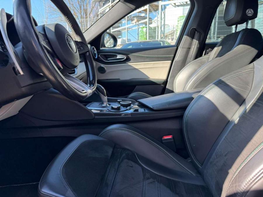Melns Alfa Romeo Giulia 2018 Rīga, ar dzinēja tilpumu 2.89 L un nobraukumu 37 tūkst. km par 39000 €, foto 18 vietnē AUTOMOTO.COM.LV