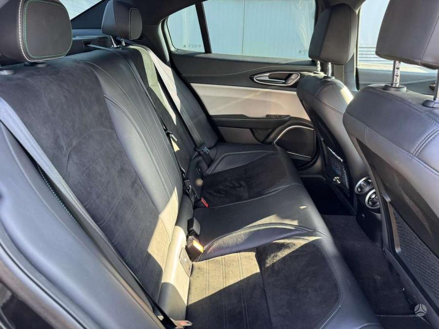 Melns Alfa Romeo Giulia 2018 Rīga, ar dzinēja tilpumu 2.89 L un nobraukumu 37 tūkst. km par 39000 €, foto 24 vietnē AUTOMOTO.COM.LV