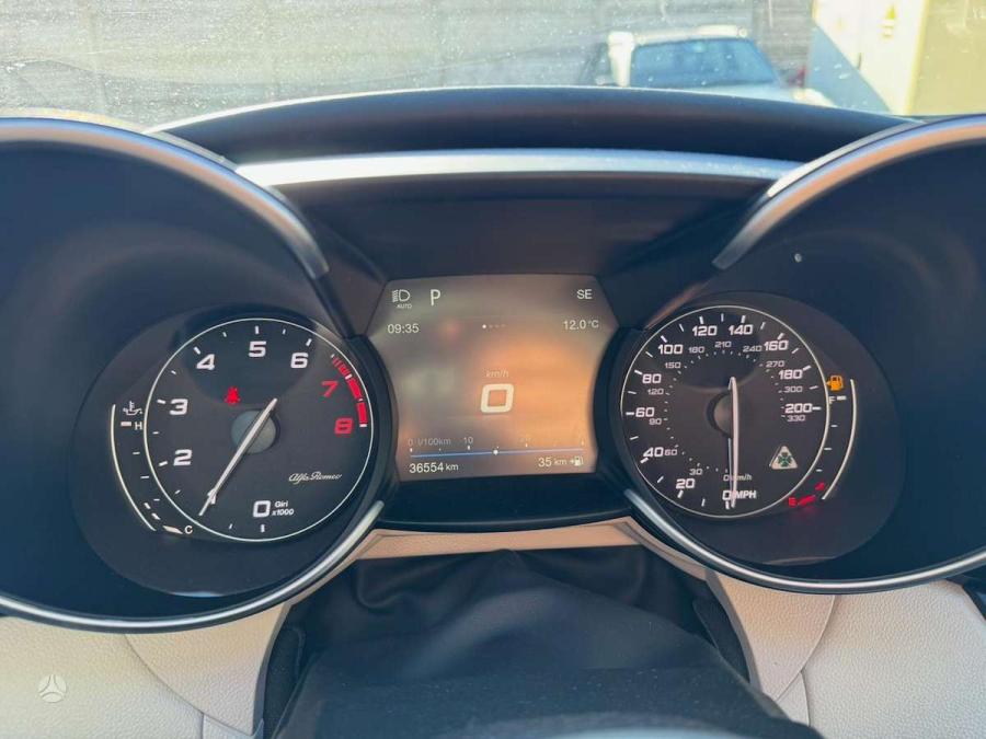 Melns Alfa Romeo Giulia 2018 Rīga, ar dzinēja tilpumu 2.89 L un nobraukumu 37 tūkst. km par 39000 €, foto 37 vietnē AUTOMOTO.COM.LV