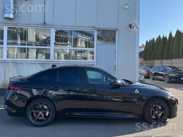 Black Alfa Romeo Giulia 2018 in Riga, with an engine capacity of 2.90 L and mileage of 37 thousand km for 39000 €, photo 5 on AUTOMOTO.COM.LV