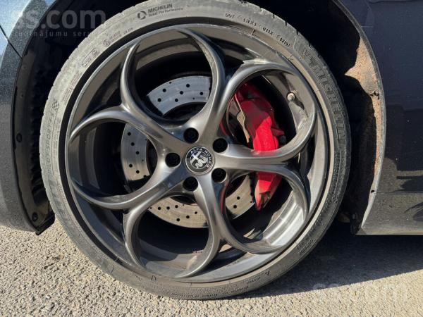 Black Alfa Romeo Giulia 2018 in Riga, with an engine capacity of 2.90 L and mileage of 37 thousand km for 39000 €, photo 9 on AUTOMOTO.COM.LV