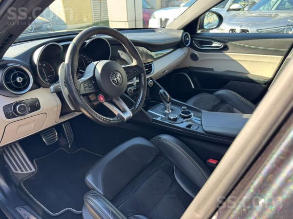 Black Alfa Romeo Giulia 2018 in Riga, with an engine capacity of 2.90 L and mileage of 37 thousand km for 39000 €, photo 11 on AUTOMOTO.COM.LV